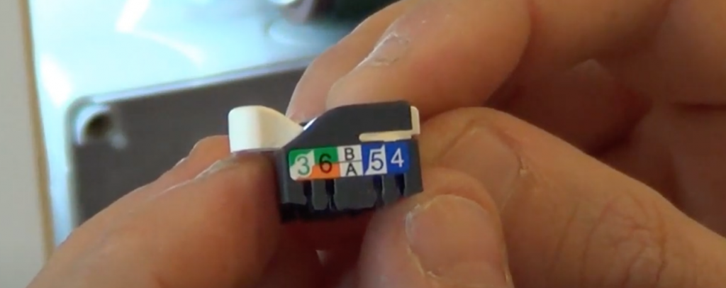 Come installare una Presa di Rete RJ45 "keystone" da parete/pannello ...